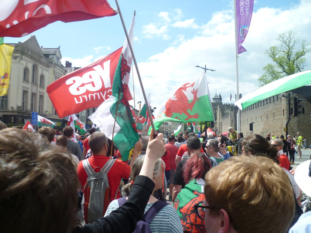 An estimated 2000 - 3000 thousand people attend Welsh independence ...